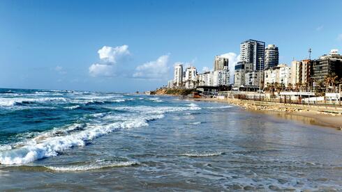 חוף בת ים מככב ברשימת החופים הנקיים בישראל - כמה קנסות ניתנו ב-2022?